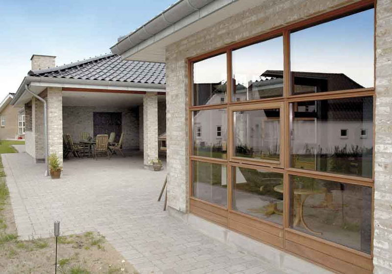 Eksklusivt parcelhus med vinduer og døre i mahogni